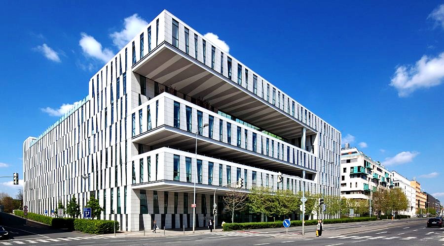 AMAZON COURT ️ | Amazon Court Karolinská 661/4 Praha 8 Nábřeží!